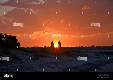 Den sonnenuntergang am strand beobachten Fotos und Bildmaterial in hoher Auflösung Alamy
