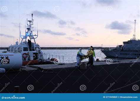 Migrants Survived To Shipwreck Off Libya Coast Land In Pozzallo