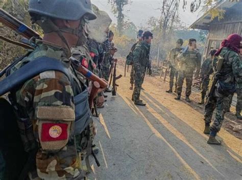 ချောင်းဦးမြို့နယ်၊ ခင်မွန်ကျေးရွာတစ်နေရာတွင် ကင်းပုန်းယူရန် ထွက်လာသော စစ်ကောင်စီ တပ်သားများကို