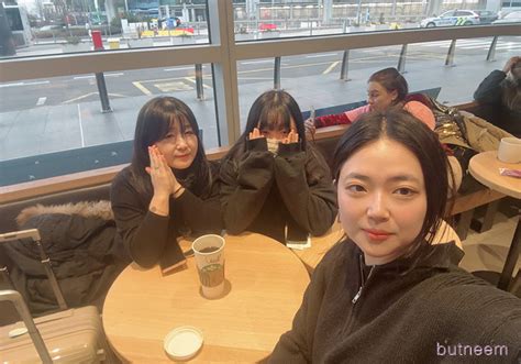 프라하 공항에서 나와 딸들