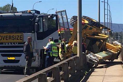 ببینید سقوط وحشتناک و زیان‌بار یک جرثقیل بر روی تریلی خبرآنلاین