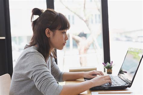 학교에서 공부하는 아시아 소녀 여성 십대 랩톱 컴퓨터에 입력 하는 학생 교육 및 학습 개념 교육에 대한 스톡 사진 및 기타