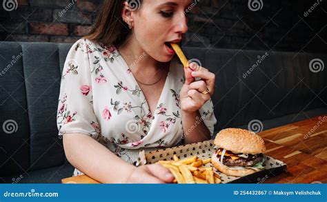 Fast Food Burger Come Jovem Feliz Comendo Hambúrguer Saboroso