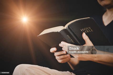 젊은 여성 사람은 집에서 공부하면서 거룩한 성경을 들고 손을 잡습니다 교회에서 책을 읽는 성인 여성 기독교인 소녀는 신에게기도로