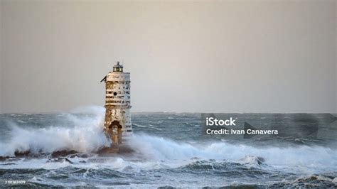 폭풍우가 몰아치는 거친 바다에 서 있는 흰색과 검은색 등대 0명에 대한 스톡 사진 및 기타 이미지 0명 건물 외관 검은색 Istock