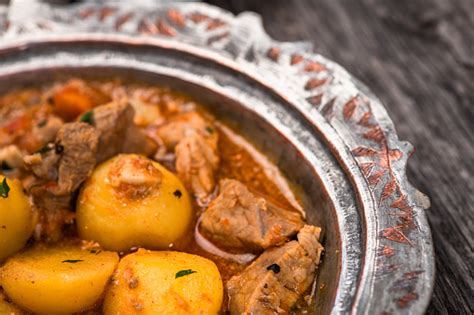 이드 무바라크 전통 라마단 이프타르 저녁 식사 나무 파란색 배경에 정통 소박한 요리에 맛있는 음식을 모았습니다 터키 보스니아 음식 고기 케밥 피타 사르마 클레페 소간 돌마