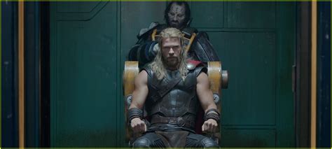 Chris Hemsworths Thor Battles The Hulk In Thor Ragnarok Teaser