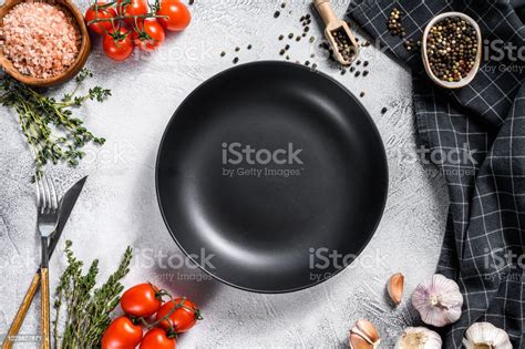 신선한 생 채소 야채의 중심에 검은 빈 접시 건강하고 깨끗한 식사 비건 다이어트 음식 개념 흰색 배경입니다 맨 위 보기 복사