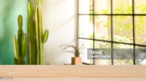 흰색 창 유리의 블러 배경과 나무 테이블의 Epty 정원에서 녹색 보기 0명에 대한 스톡 사진 및 기타 이미지 0명 건축