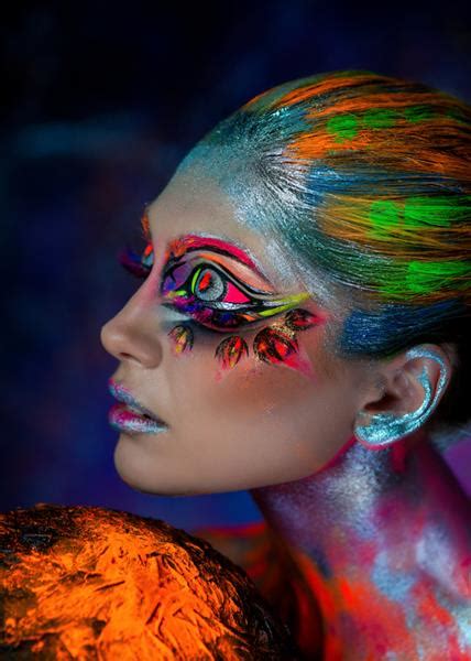 آرایش نئون اشعه ماوراء بنفش رنگ آمیزی بدنه روی مدل بدنه رنگی آرایش فانتزی مدل با آرایش خلاقانه