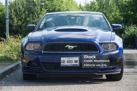 거리에 주차 된 파란색 포드 머스탱 500 Gt의 전면 모습 Ford Motor Company에 대한 스톡 사진 및 기타 이미지