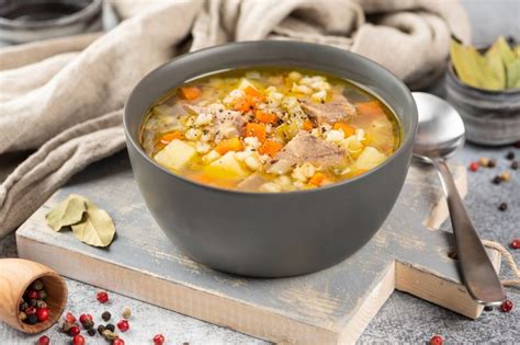 Классический рассольник с говядиной перловкой и огурцами простой и