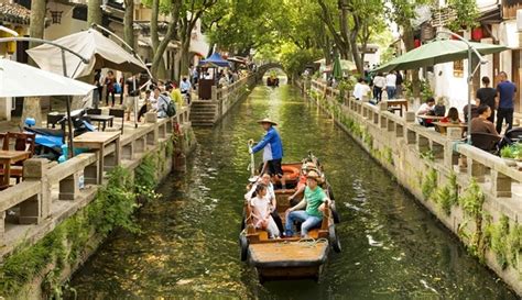 Kota Di Atas Air Ini Unik Banget Kelilingnya Pakai Perahu