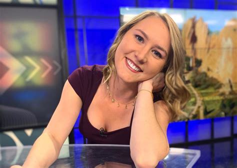 5 Potret Gadis Cuaca Cantik Valerie Mills Wajah Manis Dengan Senyum