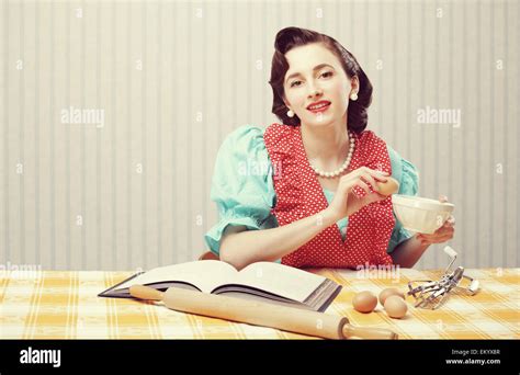 Hausfrau In Der Küche Stockfotografie Alamy