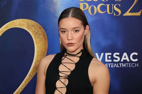 Olivia Ponton Disneys Hocus Pocus 2 Premiere In NY 09 27 2022
