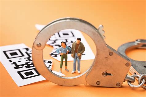 플라스틱 장난감 남자 수갑 색색의 배경에 Qr 코드 반쪽 찢어진 Qr 코드를 사용하여 도입된 예방 접종 체계 위반에 대한