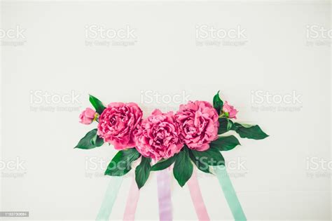 흰색 바탕에 파스텔 색상 리본으로 모란 꽃 구성 레이아웃 사랑 결혼식 축제 꽃 이랑 인사말 카드입니다 평면 누워 평면도 빈티지