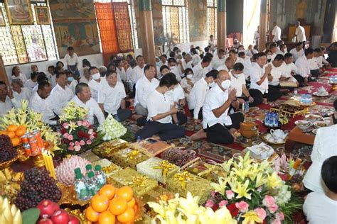 នាយឧត្តមសេនីយ៍ សៅ សុខា និងលោក ស្រីចូលរួមក្នុងពិធីកាន់បិណ្ឌវេនទី១៤