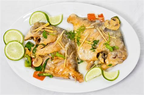 접시에 폼프렛 생선 조각 매운 인도 요리 벵골어와 남아시아 사이에서 인기있는 맛입니다 건강한 생활방식에 대한 스톡 사진 및 기타