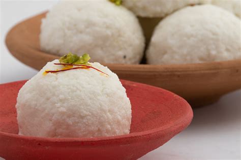 벵골어 미타이 카차 골라라고도 프라노호라 손데쉬 미슈티 카차 골라 프라란하라 산데시는 코티지 치즈 파네어와 첼나 맛엘라이치 두드 마바 코바 케사르 피스타 마와 코야와 함께