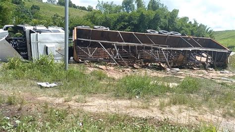 Carreta Refrigerantes Tomba Nas Margens Da BR 101 Em Palmares
