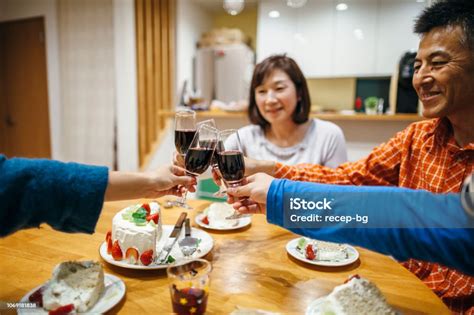 3 세대 가족 집에서 생일 파티를 데 20 29세에 대한 스톡 사진 및 기타 이미지 20 29세 50 59세 가정 생활