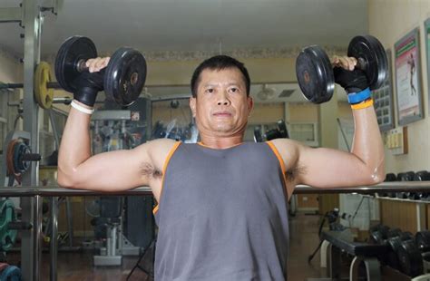아령으로 운동하는 근육 남자 프리미엄 사진