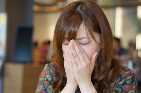 くしゃみの時「手で口を押さえるのはダメ」だと話題。正しい方法は？ 女子spa！