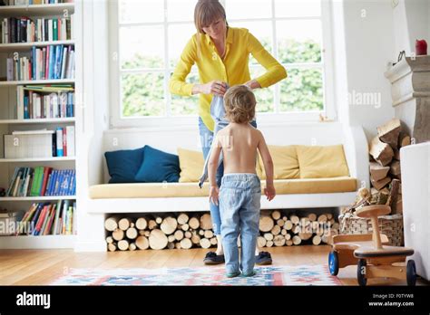Mutter Hilft Sohn Beim Anziehen Stockfotografie Alamy