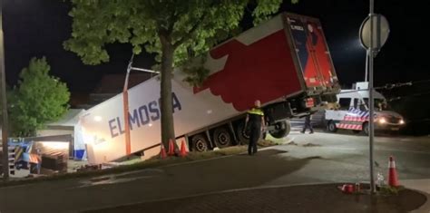 4Trucks pl Ciężarówka wypadła z drogi i z pełną siłą uderzyła w ludzi