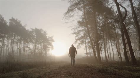 مشهد رجل يمشي حزين مع اهات حزينة الكل يبحث عنها للمونتاج بدون حقوق