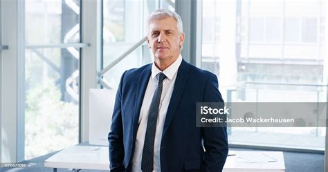 비즈니스 기업 및 전문 회사의 관리를 위해 사무실에서 성숙한 남자와 초상화 우리에 대해 금융 또는 투자 기관에서 정장을 입은 Ceo 또는 임원과 함께 자신감과 사명을 가지고