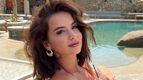 Rina E Mrekullueshme Në Pozat Me Bikini Nga Pushimet Telegrafi