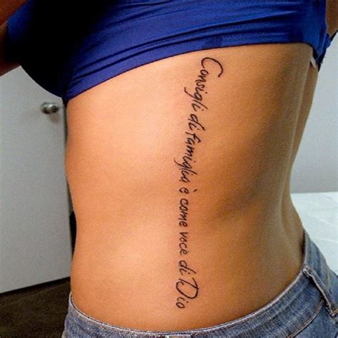 Tatouage côte femme découvrez les motifs les plus répandus