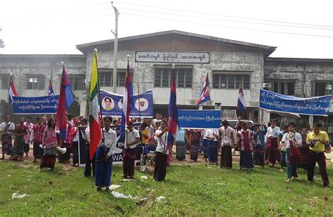 Dvb ဘားအံတြင္ ၂၁ ရာစုပင္လုံညီလာခံကုိ ေထာက္ခံဆႏၵျပ