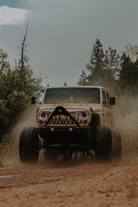 경치 경치 좋은 길 광야 교통 길 레인 로드 트립 먼지 먼지가 자욱한 모터스포츠 모험 바위투성이의 비포장 도로 사륜구동 산길 산림 드라이브 숲