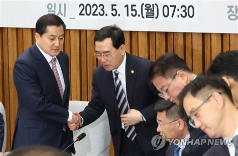 당정 마치며 악수하는 박대출 정책위의장과 이창양 장관 연합뉴스