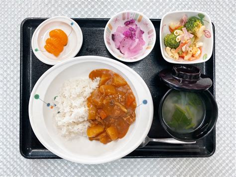 1月25日水曜日 きょうのお昼ごはんは、カレーライス・ゆで卵サラダ・しば漬け大根・みそ汁・くだものでした。