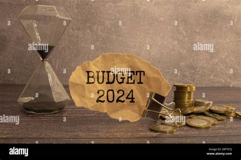 Budget steht an der Tafel und jemand hält es fest Stockfotografie Alamy