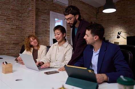 현대 사무실에서 노트북을 사용하여 프로젝트를 공동 작업하는 비즈니스 팀 20 24세에 대한 스톡 사진 및 기타 이미지 20 24세 25 29세 35 39세 Istock