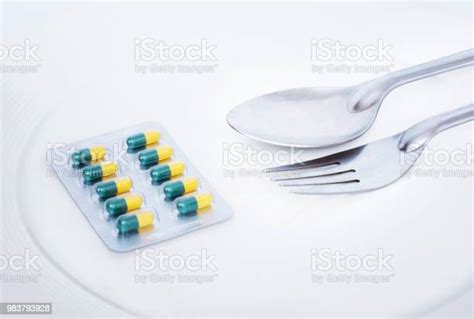포크와 숟가락 흰색 의료 보건 및 식품 개념에 고립 된 접시에 알 약 캡슐 0명에 대한 스톡 사진 및 기타 이미지 0명