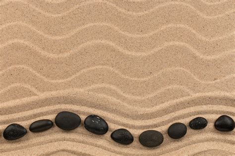 해변의 모래에 누워 검은 돌로 만든 물결 모양의 라인 맨 위 보기 0명에 대한 스톡 사진 및 기타 이미지 0명 갈색 곡선