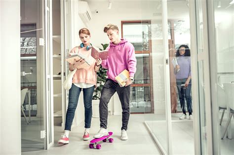 스마트 여자 친구에 게 듣고 보라색 스케이트에 서 있는 남자 친구 공부에 대한 스톡 사진 및 기타 이미지 공부 교육 교육 강좌 Istock