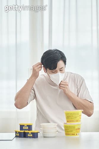 자가격리 불안 우울 슬픔 마스크 방호용품 시착 움직이는활동 남성 이미지 Jv12388732 게티이미지뱅크