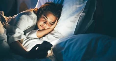 علماء يحذرون من استخدام الموبايل فى السرير هل تداوم على هذه العادة