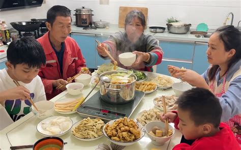 下雨天有点冷，一家人围在屋里吃火锅，边吃边涮真得劲 荣荣在农村 荣荣在农村 哔哩哔哩视频