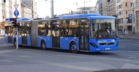 Rendőrt hívott a buszsofőr a terhes nőre mert a járdaszegélyre ült Femcafe