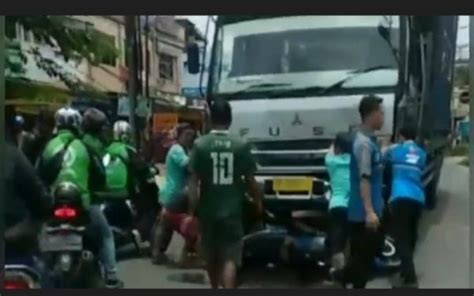 Kecelakaan Maut Di Palembang Pemotor Tewas Ditabrak Truk Tronton Dari