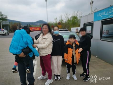 多辆私家车超员被查 交警：假期出行莫忘安全